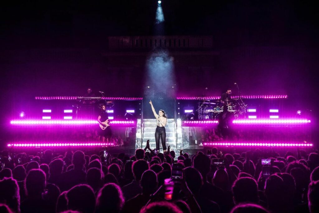 - impression FR10 Bar Provides Dynamic Floor Package for Jessie J
